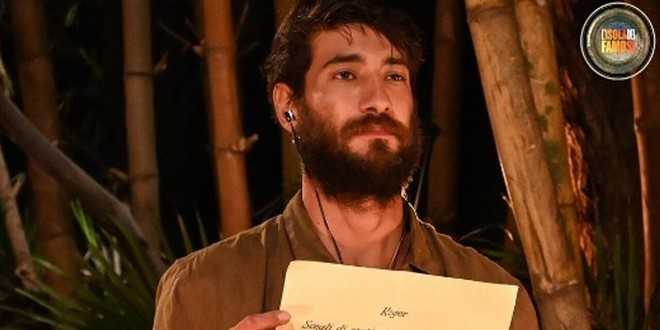 Isola dei Famosi, Roger Balduino e le story Instagram col cuscino anti ...