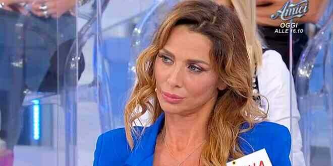 Uomini e Donne, chi è Antonella Perini: da ex tronista a dama del trono ...